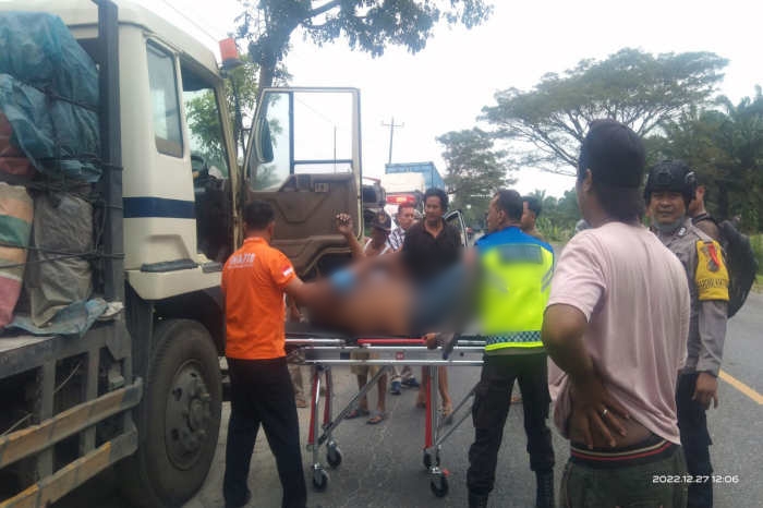 Mayat Laki-laki Paruh Baya Ditemukan Kaku Dalam Truk Tronton - Tempotimur